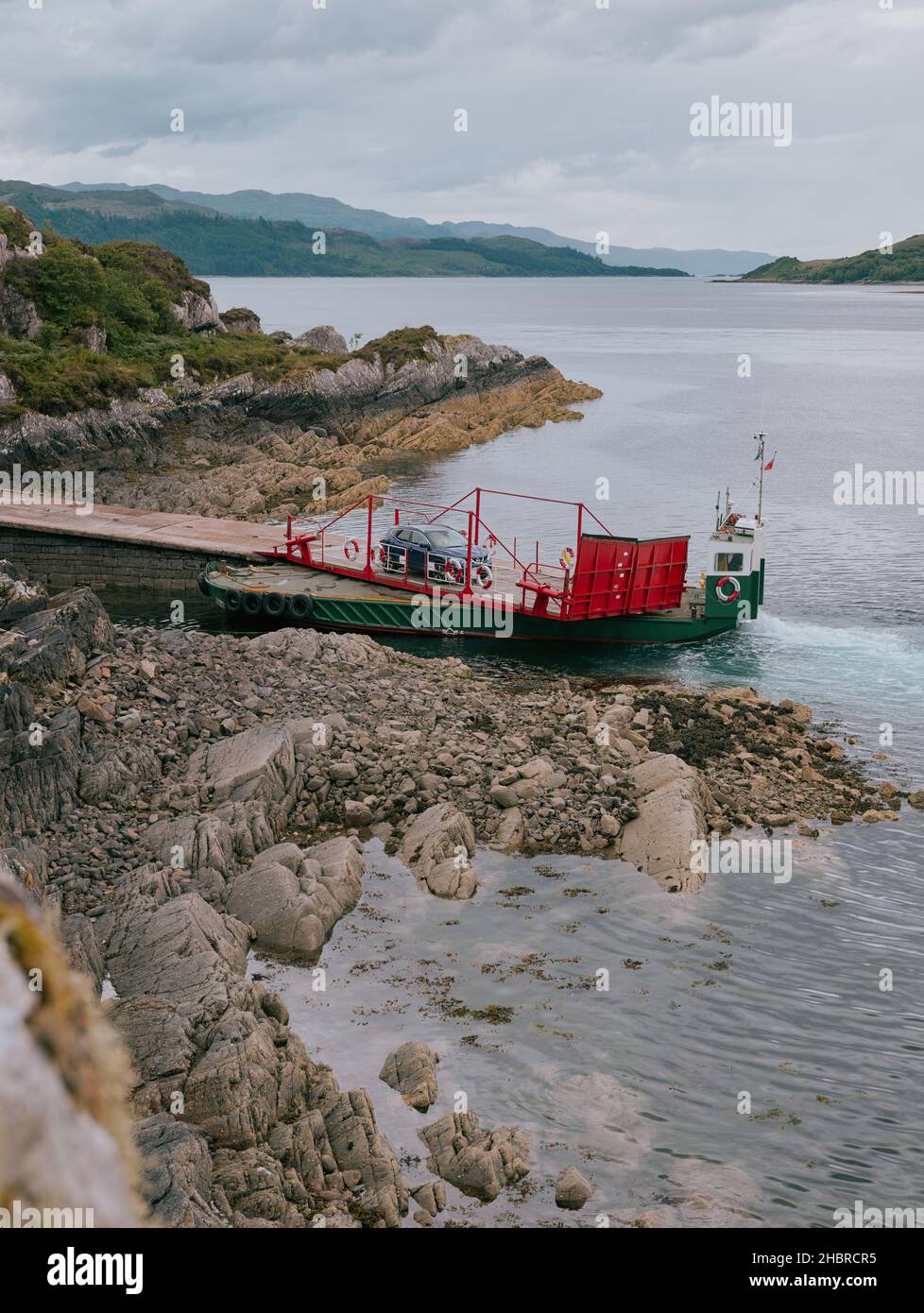 Le Skye Ferry entre Glenelg et Kylerhea le dernier ferry tournant ...