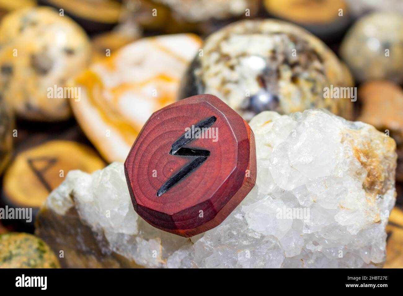 Sowilo rune Banque de photographies et d’images à haute résolution - Alamy