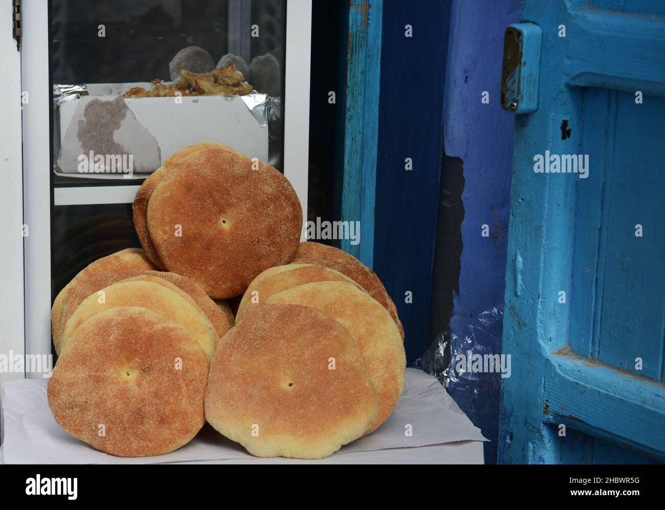 Pain pita marocain vendu à l'extérieur d'une petite boulangerie dans la ...