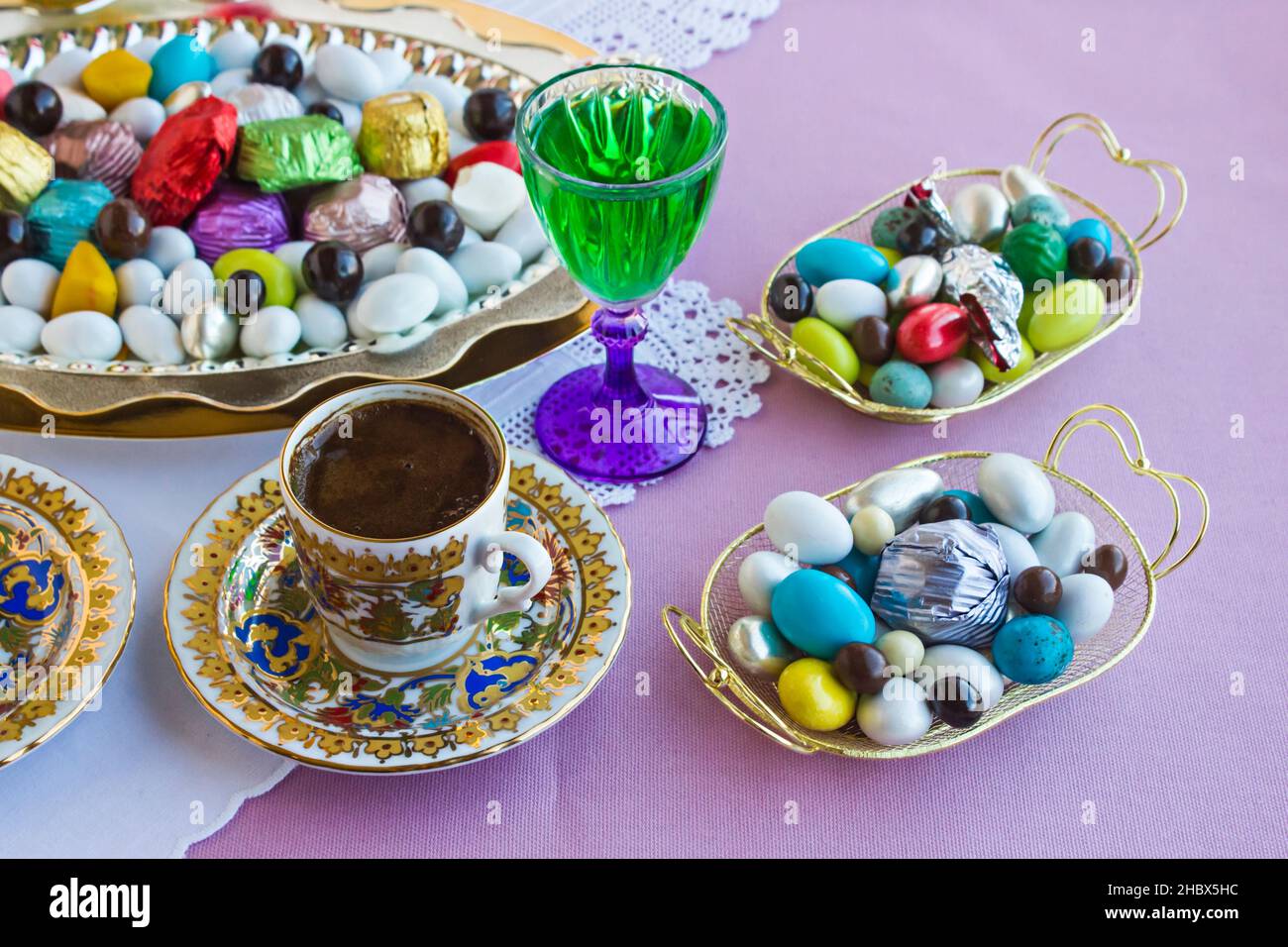 Bonbons et chocolats traditionnels d'amande turque colorés dans le ...