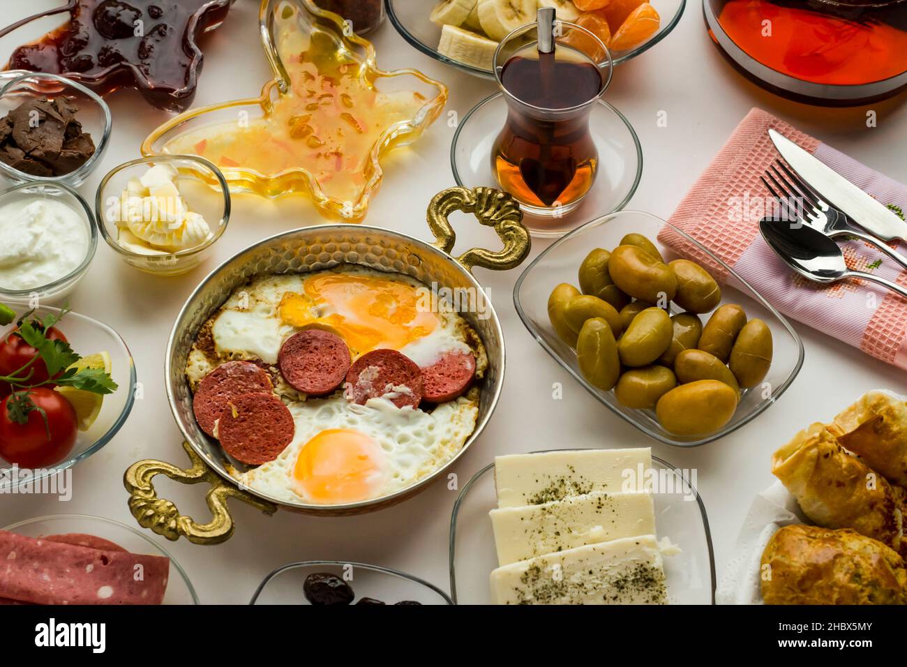 Petit-déjeuner turc traditionnel, œuf avec saucisse dans une poêle à ...