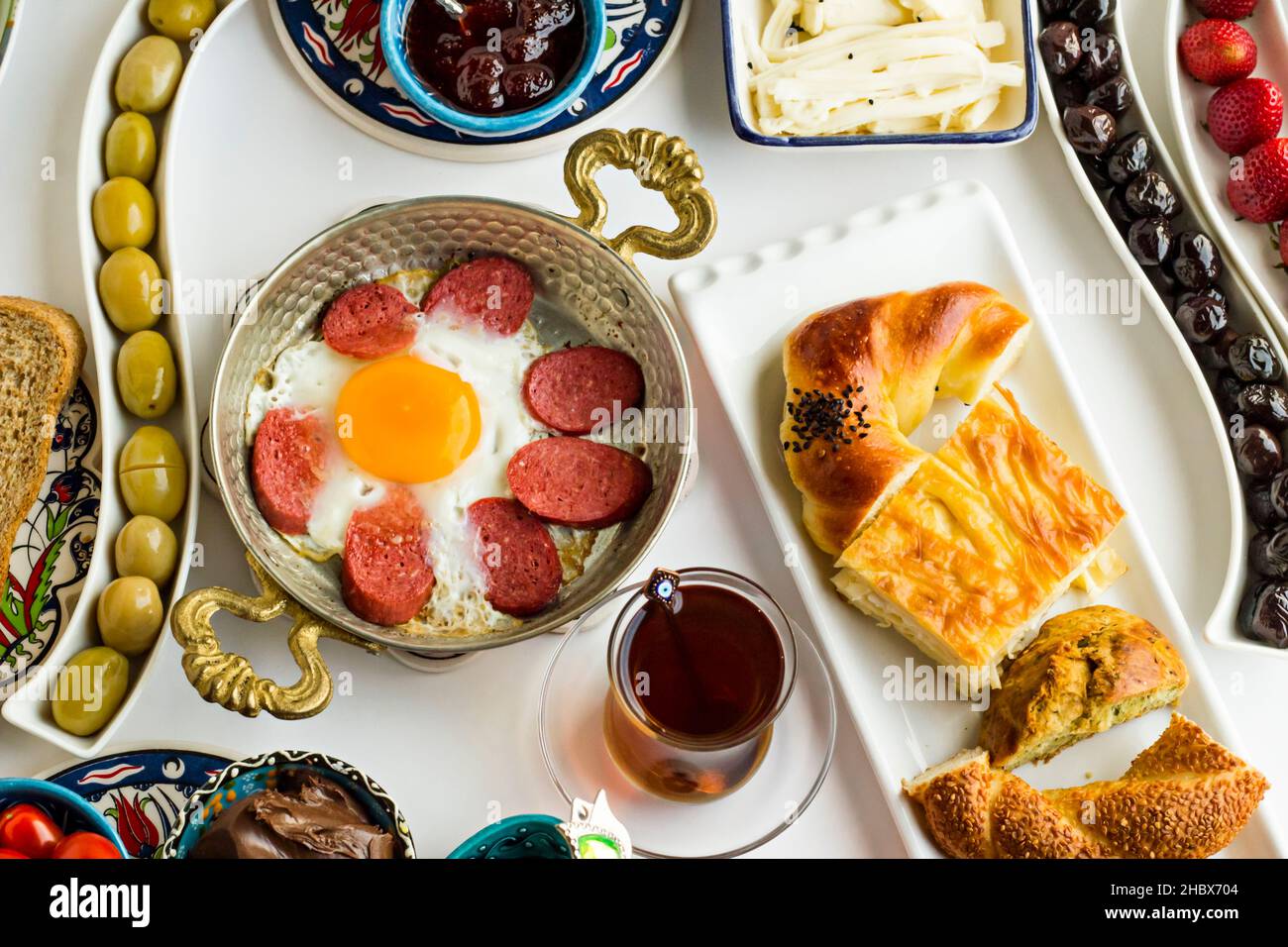 Petit-déjeuner turc traditionnel, œuf avec saucisse dans une poêle à ...