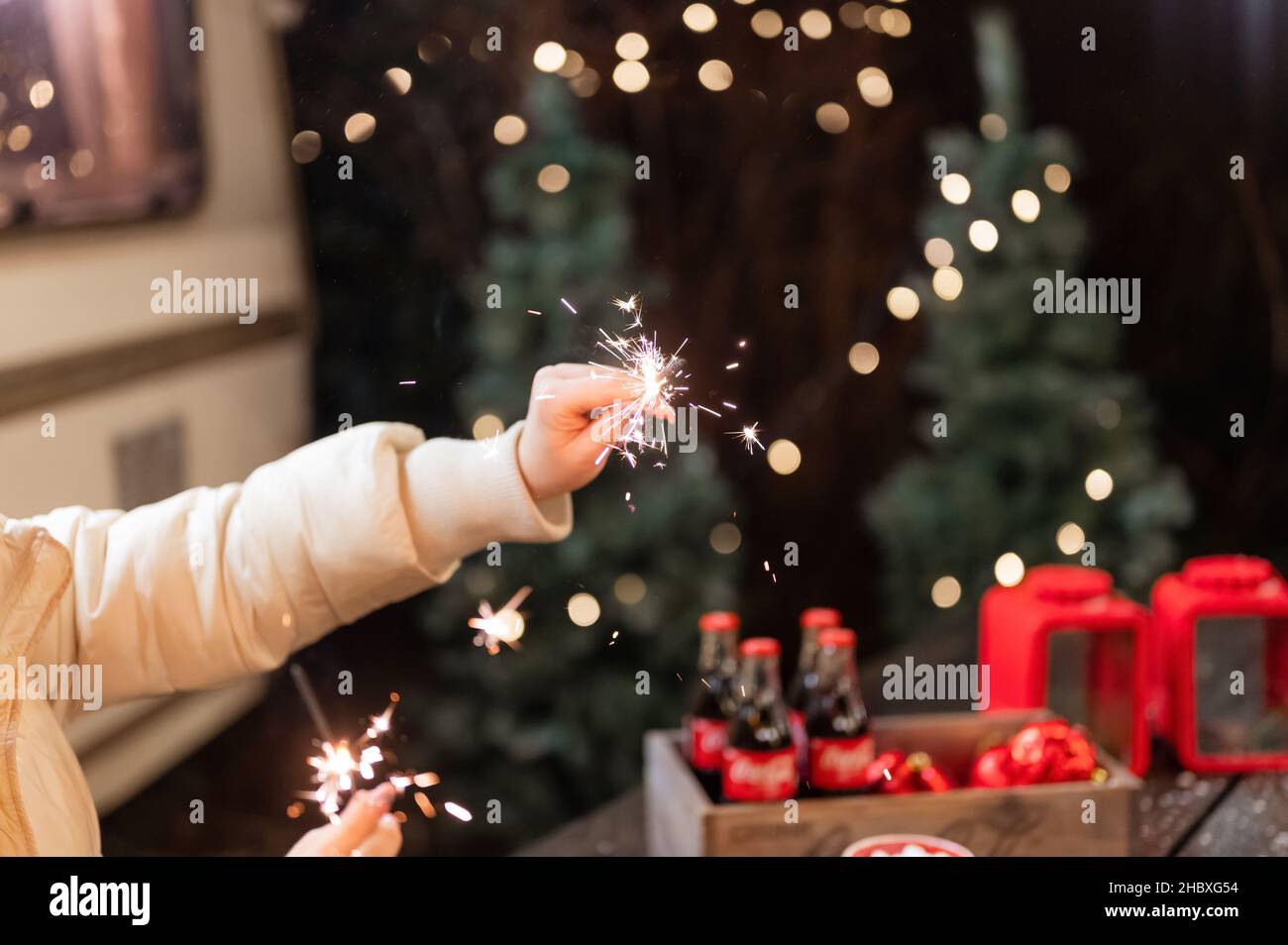 Main tenant une bouteille de coca cola Banque de photographies et d ...