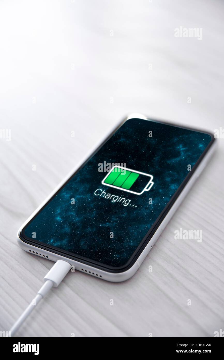 Smartphone mobile sur appareil de chargement sans fil sur fond blanc ...