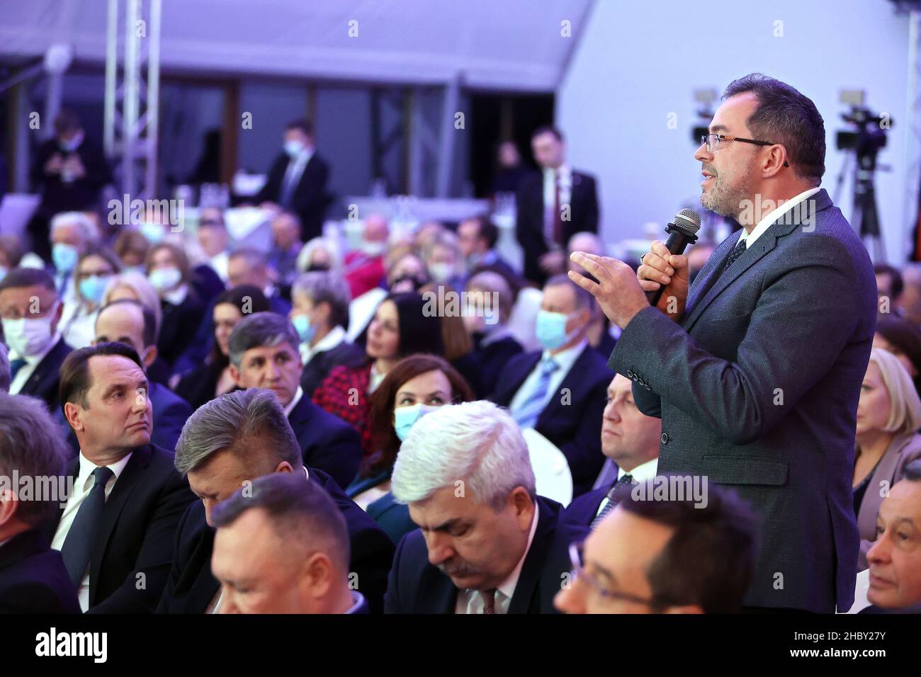 HUTA, UKRAINE - 21 DÉCEMBRE 2021 - un participant prend la parole lors ...