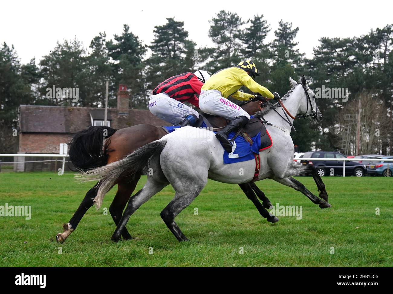 Non disponible monté par le jockey Stan Sheppard (à gauche) remporte le ...