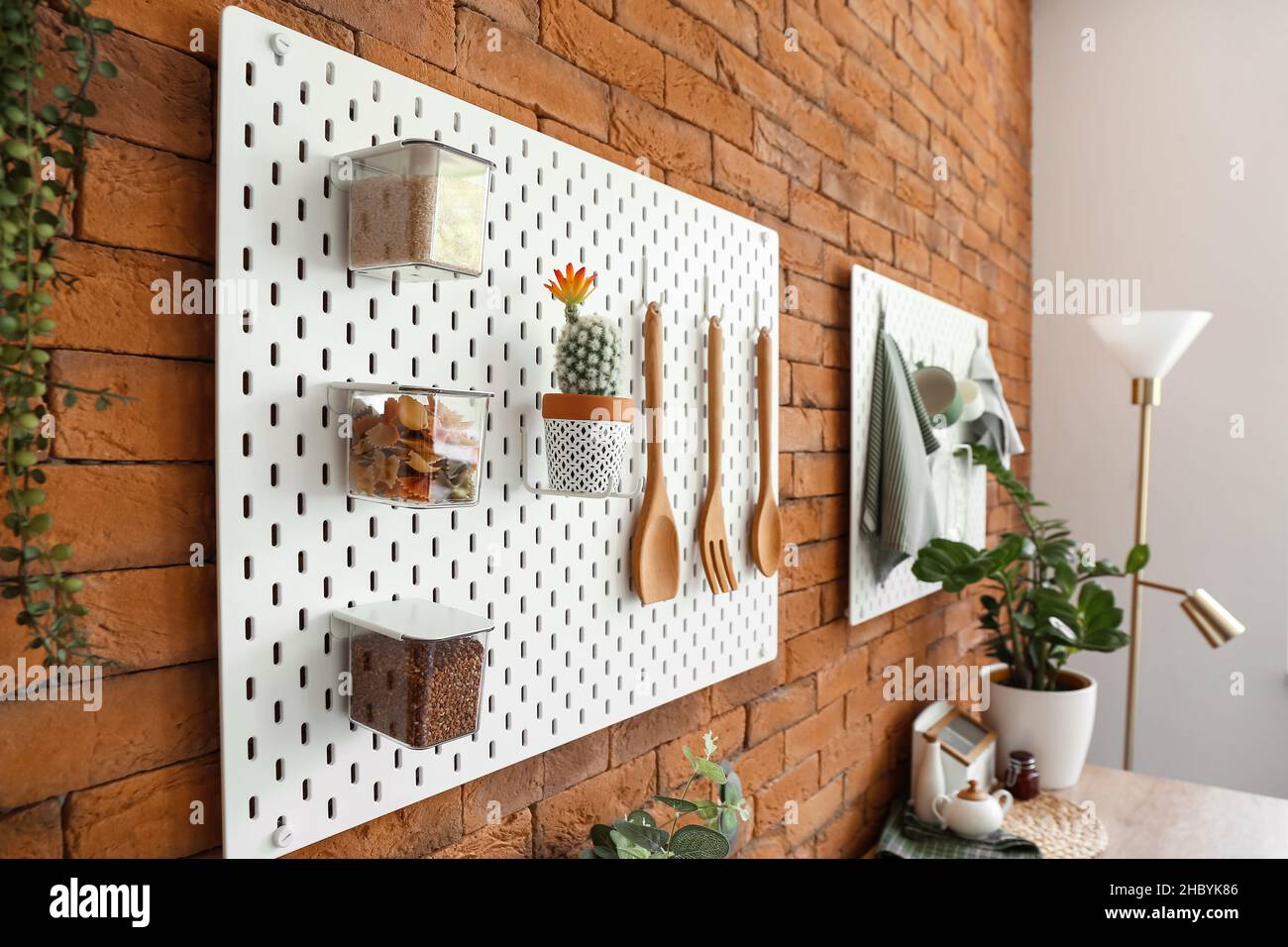 Panneau perforé avec ustensiles de cuisine, cactus et nourriture ...