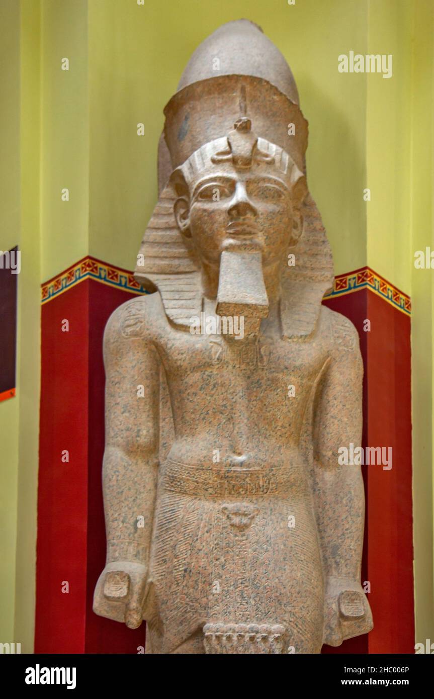 Colossus of ramesses ii Banque de photographies et d’images à haute ...