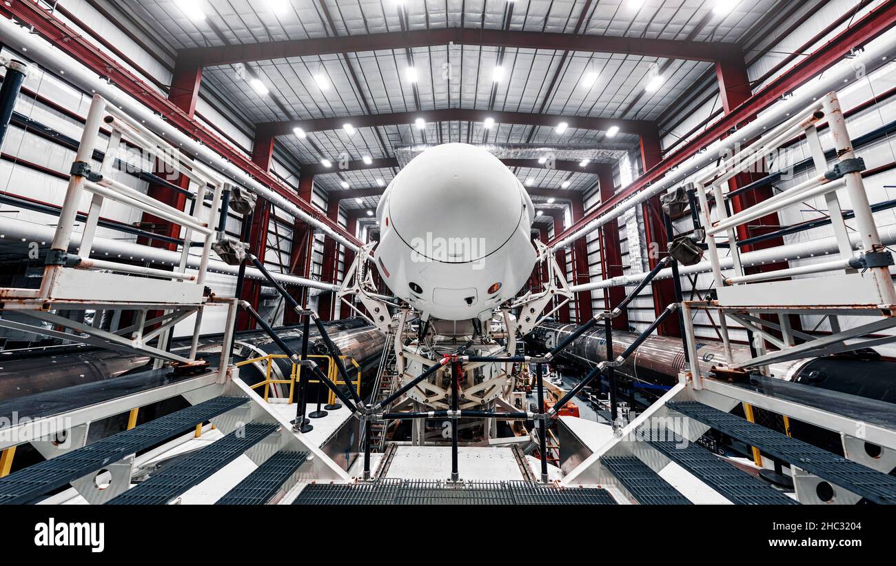 Préparation du lancement spatial.Spacehip X Crew Dragon, au sommet de ...