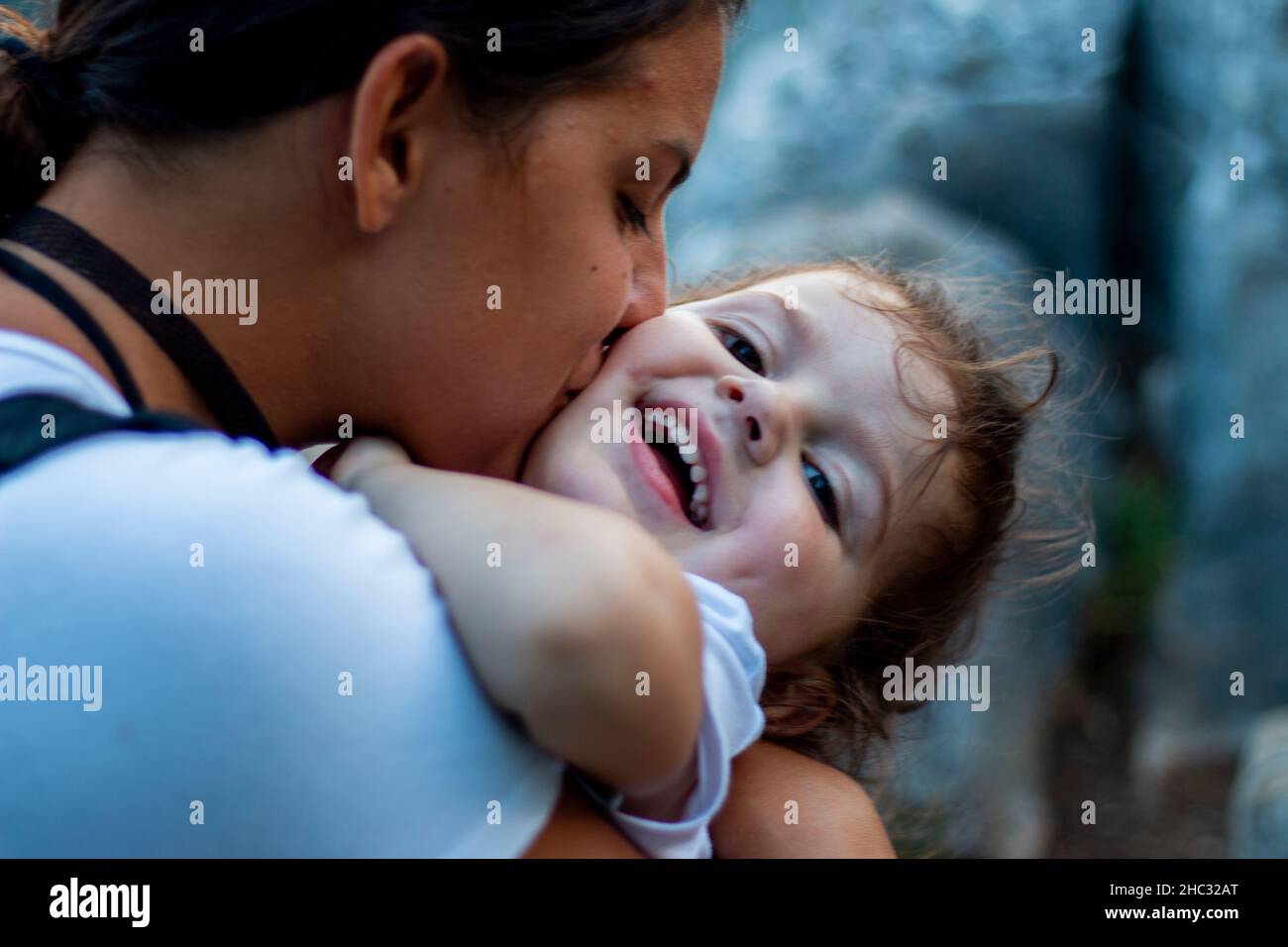 Petite soeur qui sembrassent Banque de photographies et d’images à ...