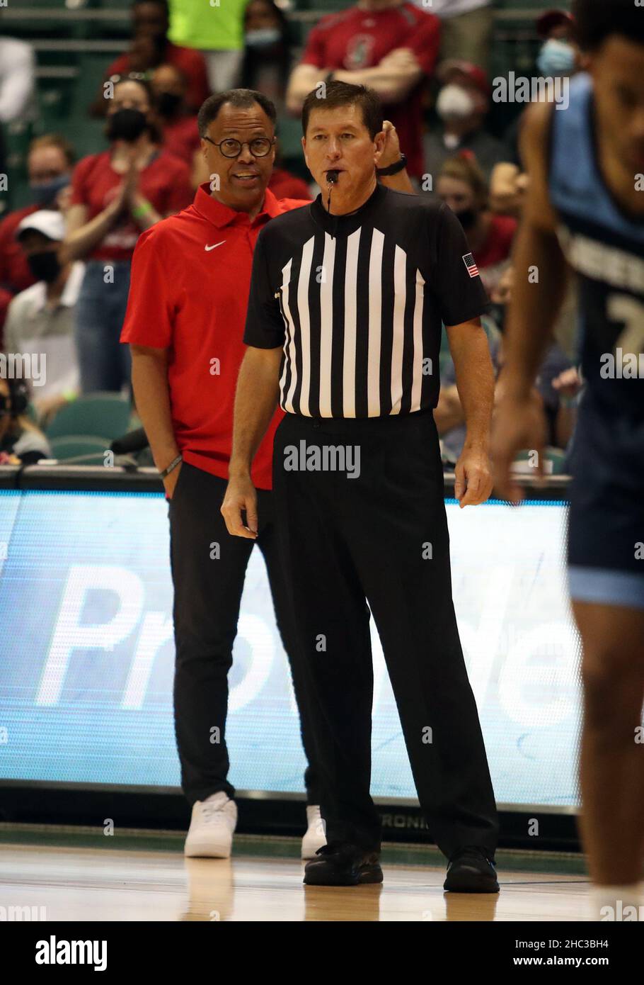 23 décembre 2021 - l'entraîneur-chef Liberty Flames Ritchie McKay donne ...