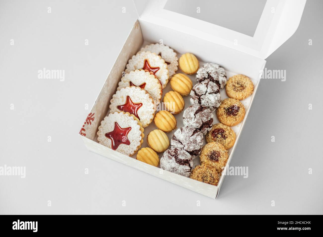 Assortiment de délicieux biscuits dans une boîte cadeau.Copier l'espace ...
