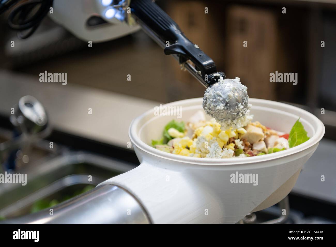 « Alfred », un robot automatisé de préparation des aliments, prépare ...