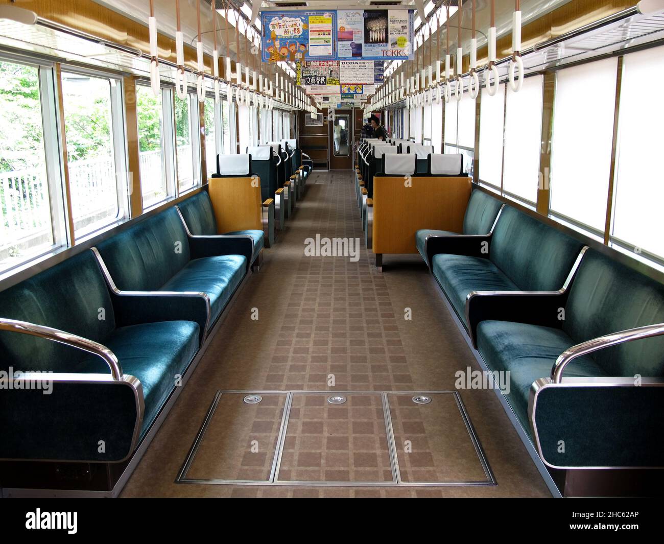 Design intérieur train local et japonais et voyageurs étrangers à l ...