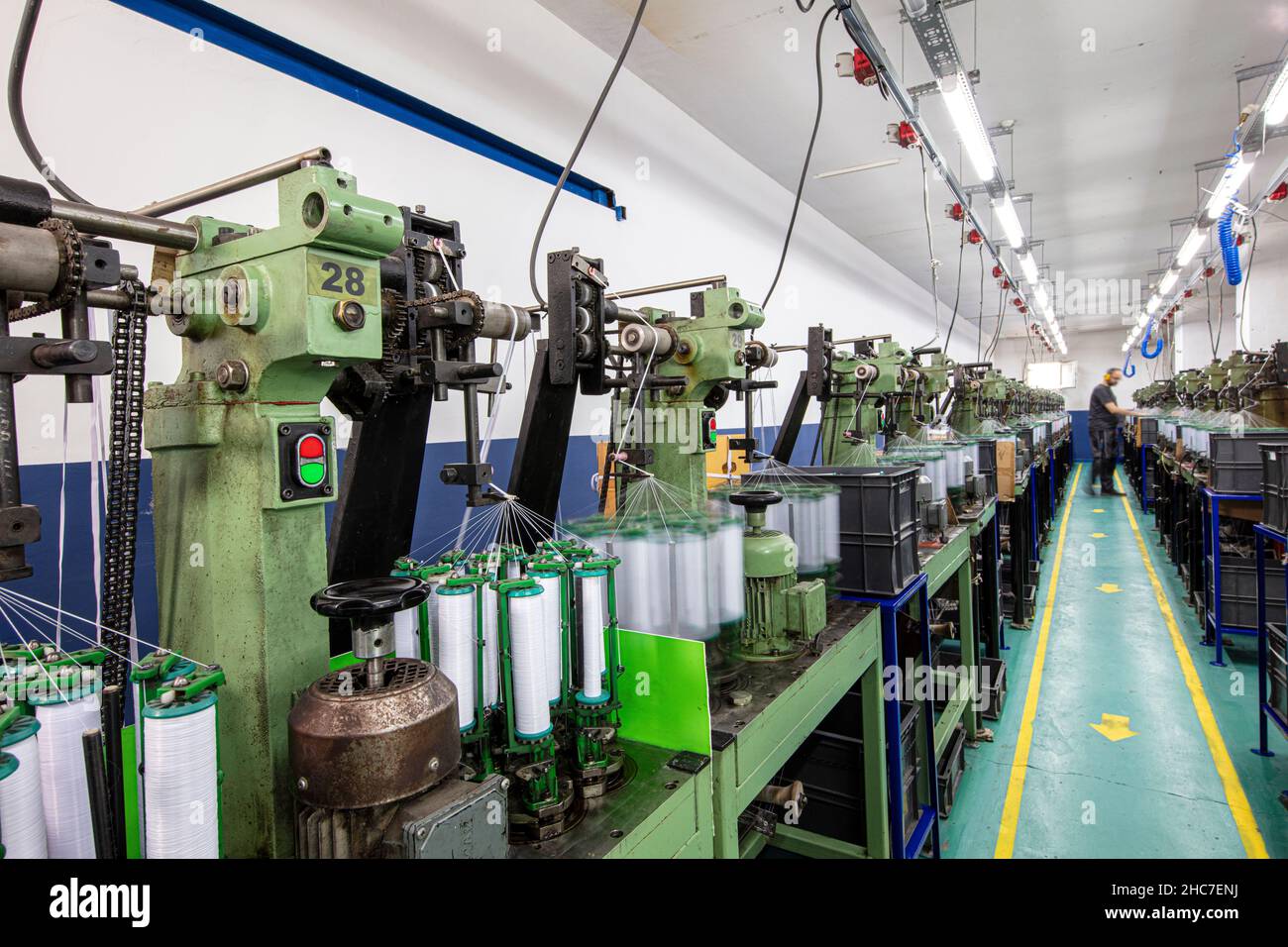 Machines et équipements dans une entreprise de fabrication de fils ...