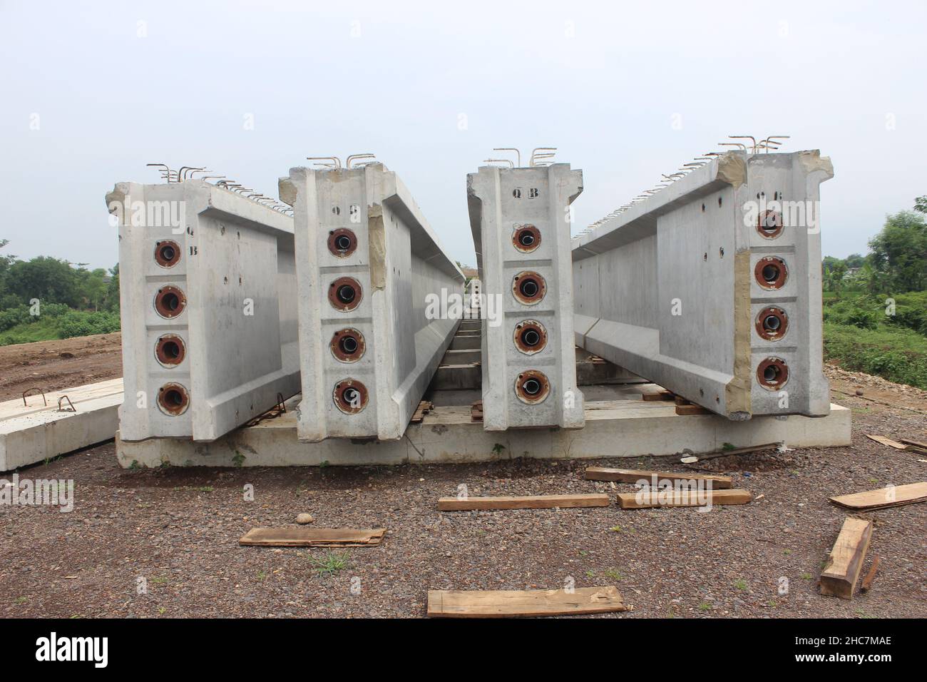 les poutres de pont qui sont encore en construction peuvent être ...