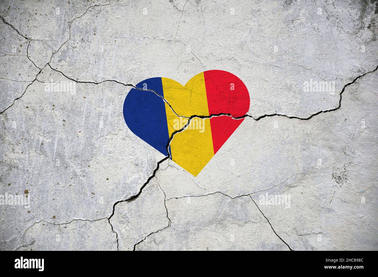 Le symbole du drapeau national de la Roumanie sous la forme d'un coeur ...