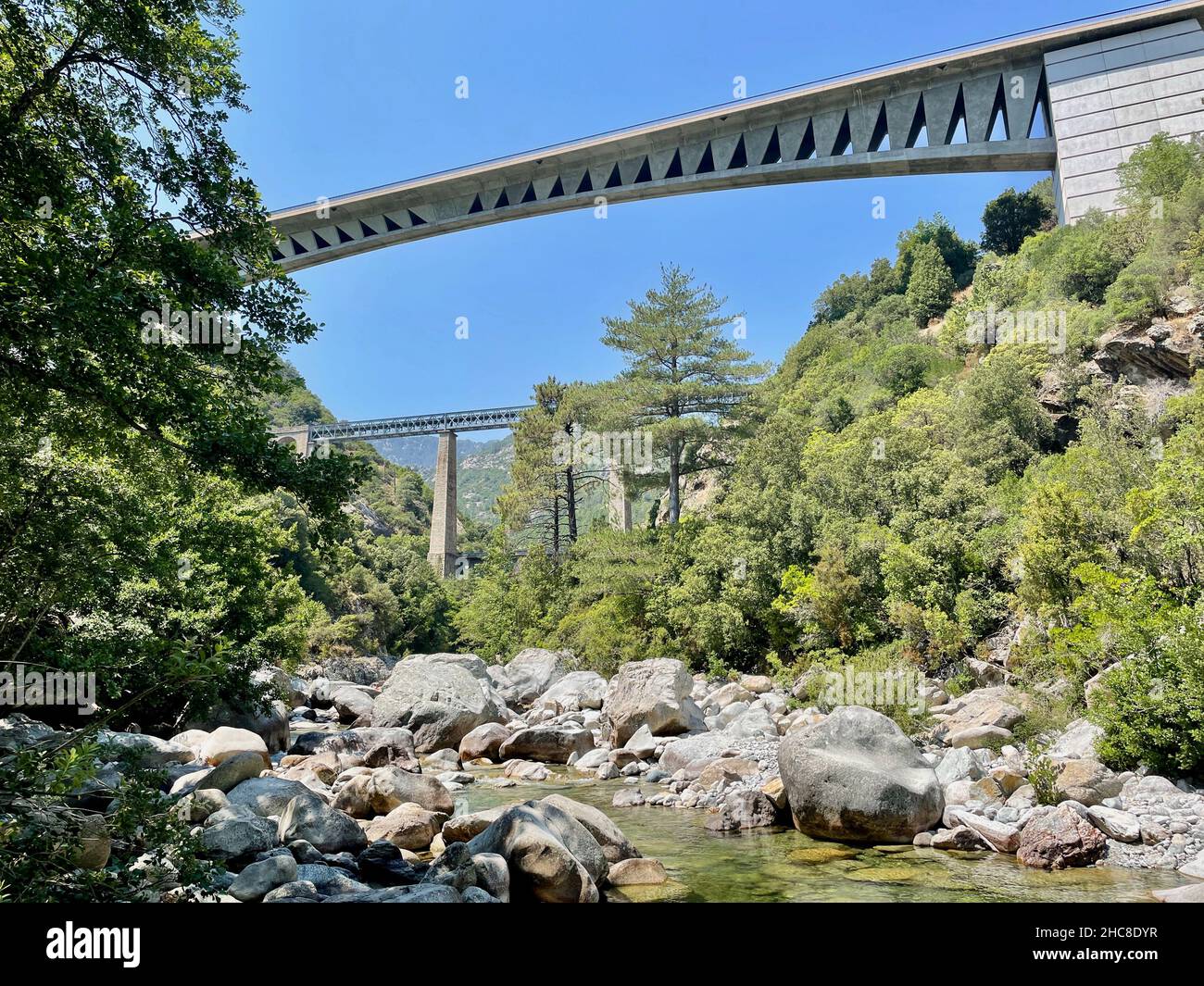 Pont routier moderne Banque de photographies et d’images à haute ...