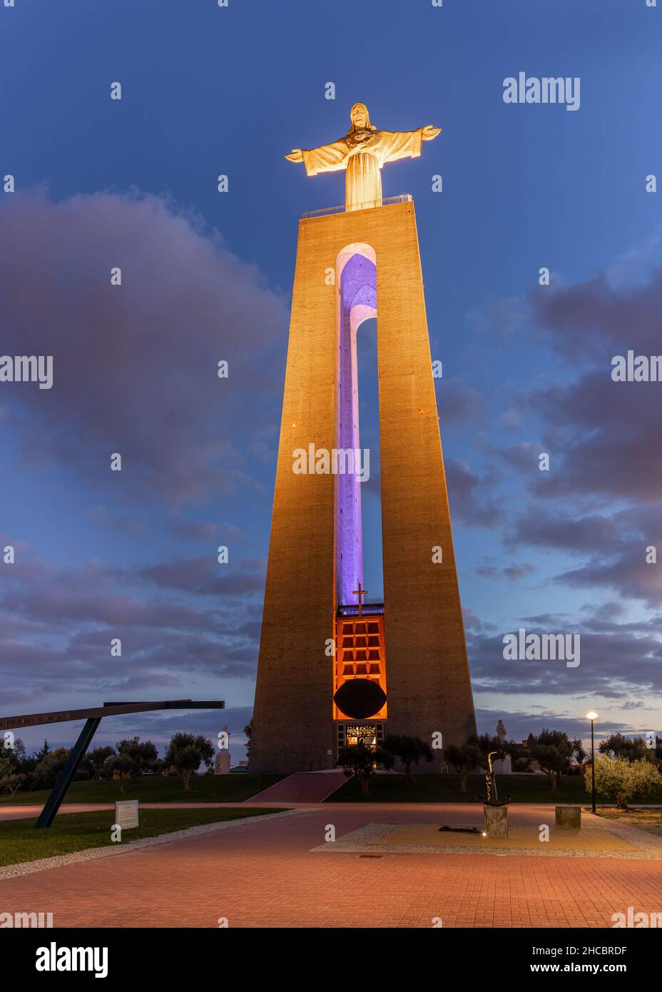 La statue du Christ Roi se trouve dans le quartier de l'Almada et donne ...