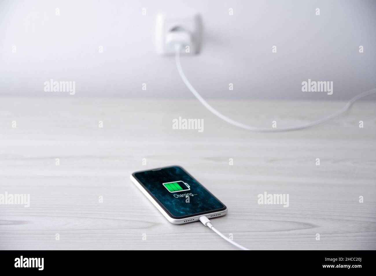 Smartphone mobile sur appareil de chargement sans fil sur fond blanc ...