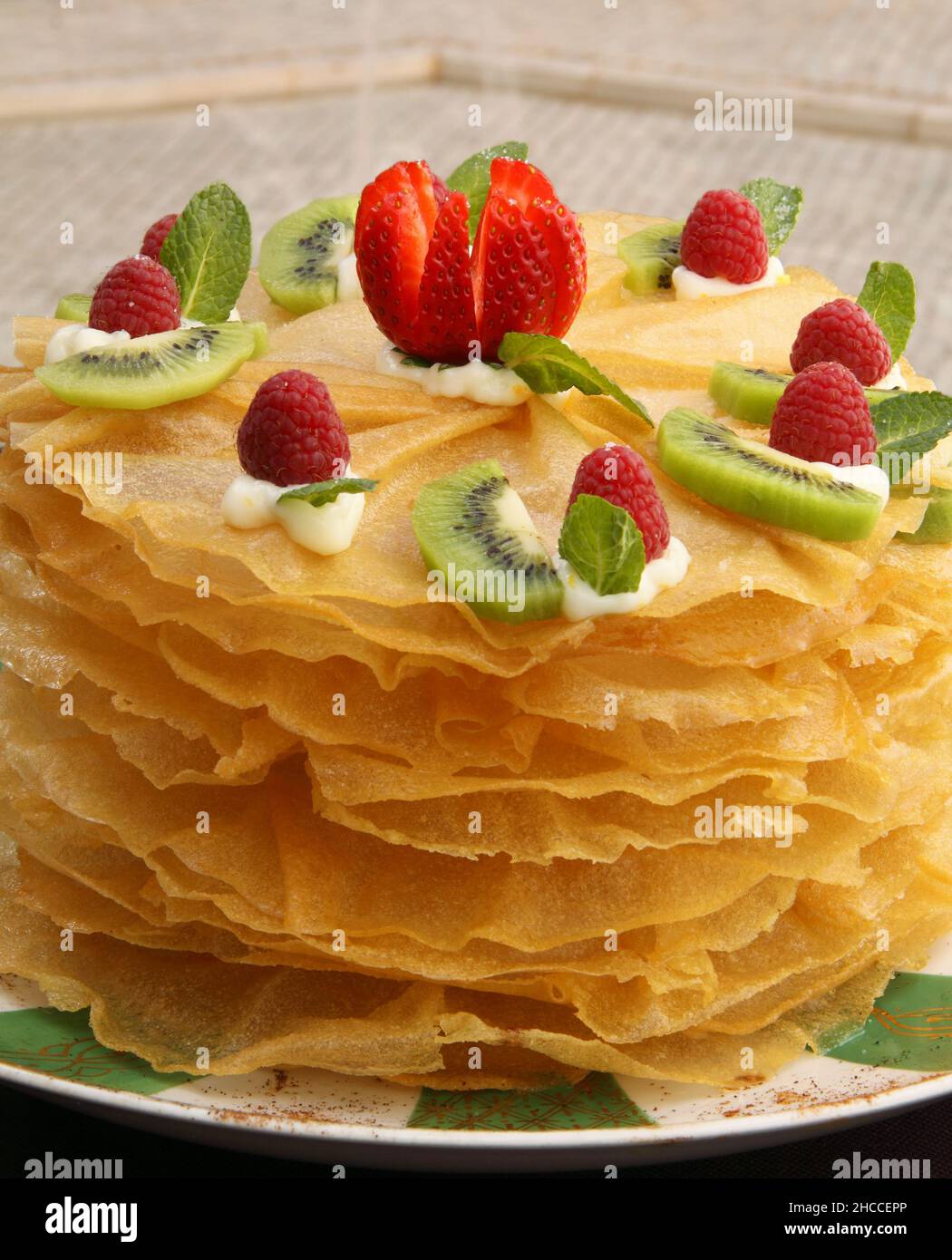 Pâte feuilletée marocaine, épaisse, recouverte de crème et recouverte ...