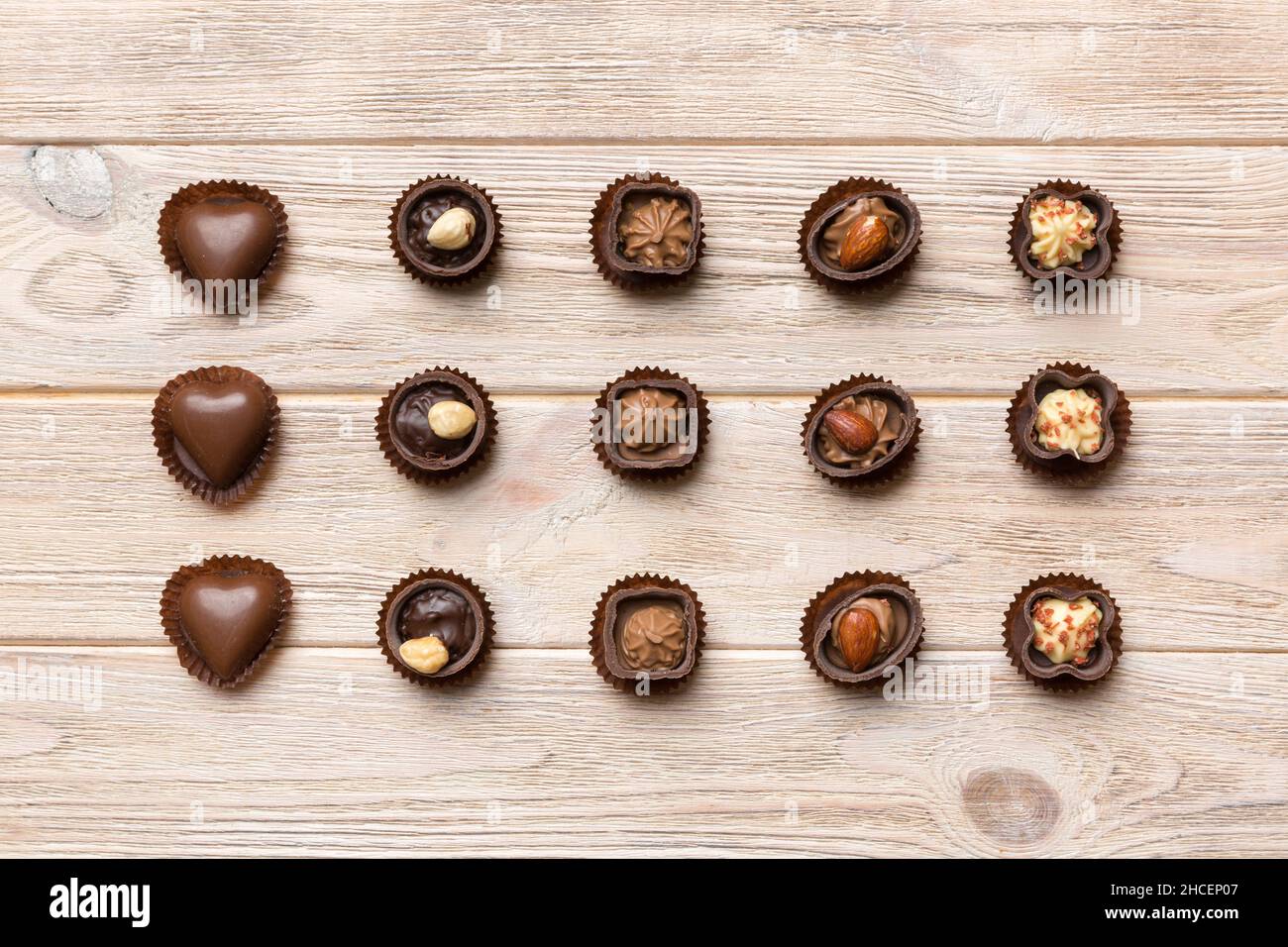 Différents types de chocolats sur table colorée en gros plan.Vue de ...