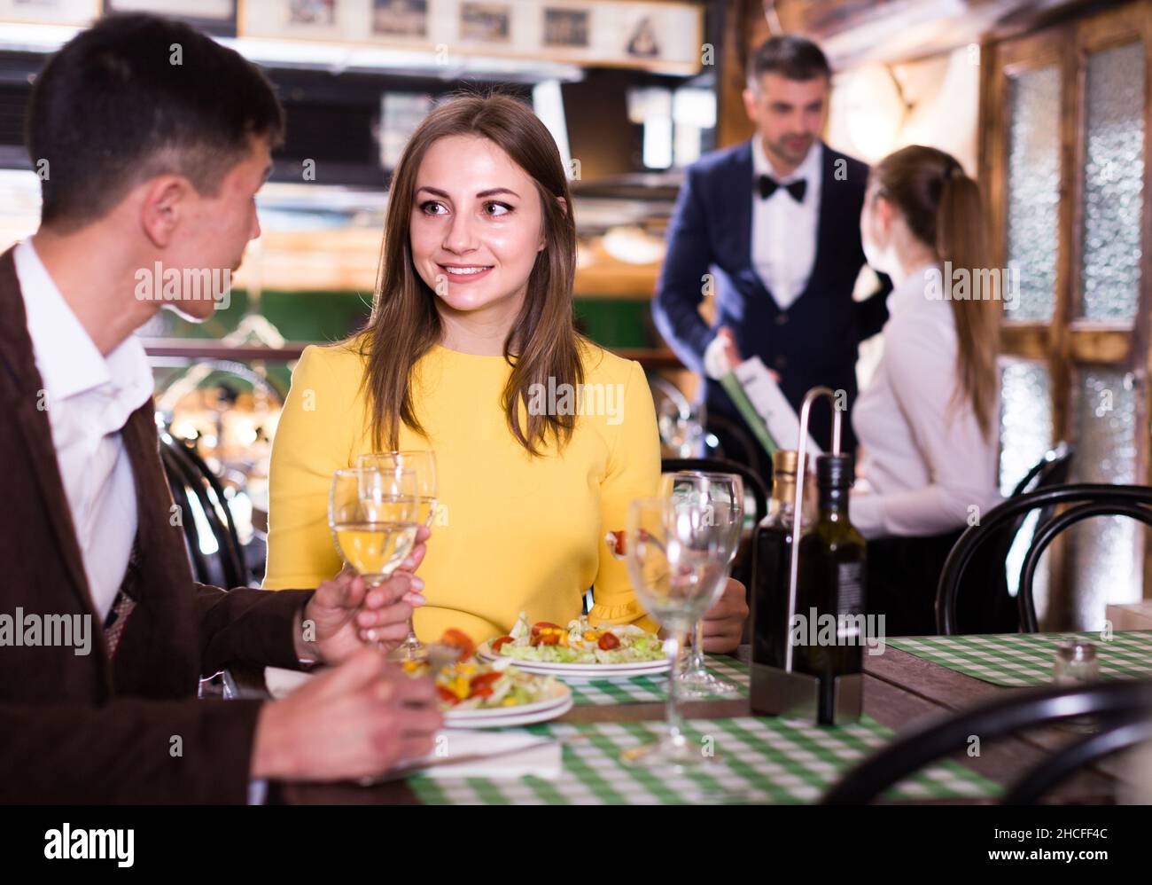 Portrait d'un couple qui est en train de manger et de boire du vin ...