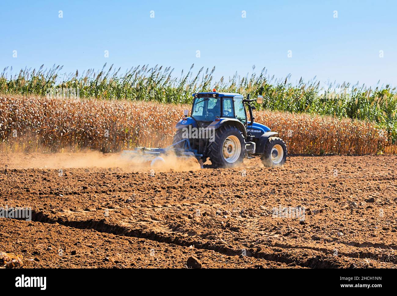 Tracteur labourant la terre Banque de photographies et d’images à haute ...