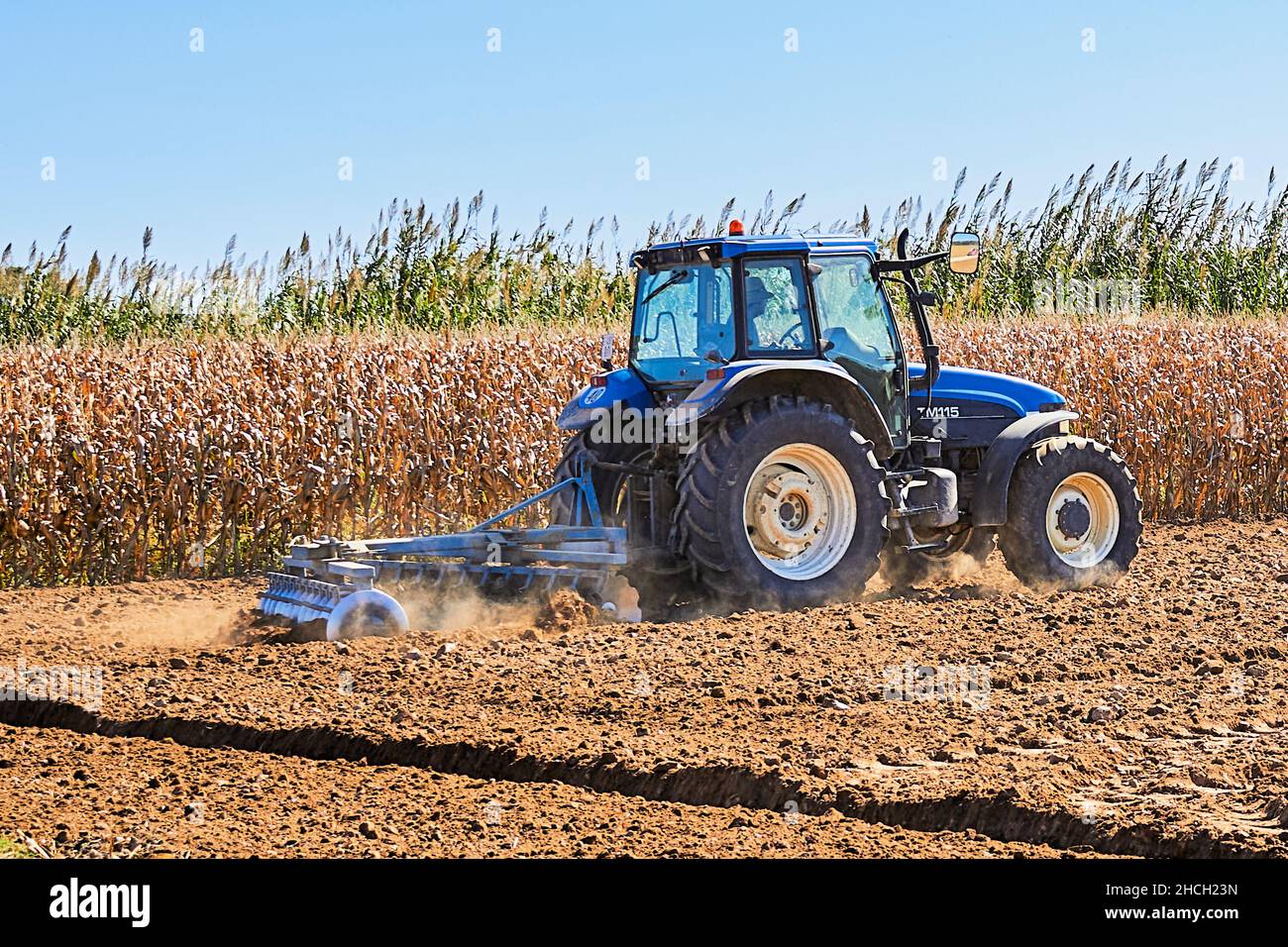 Tracteur labourant la terre Banque de photographies et d’images à haute ...