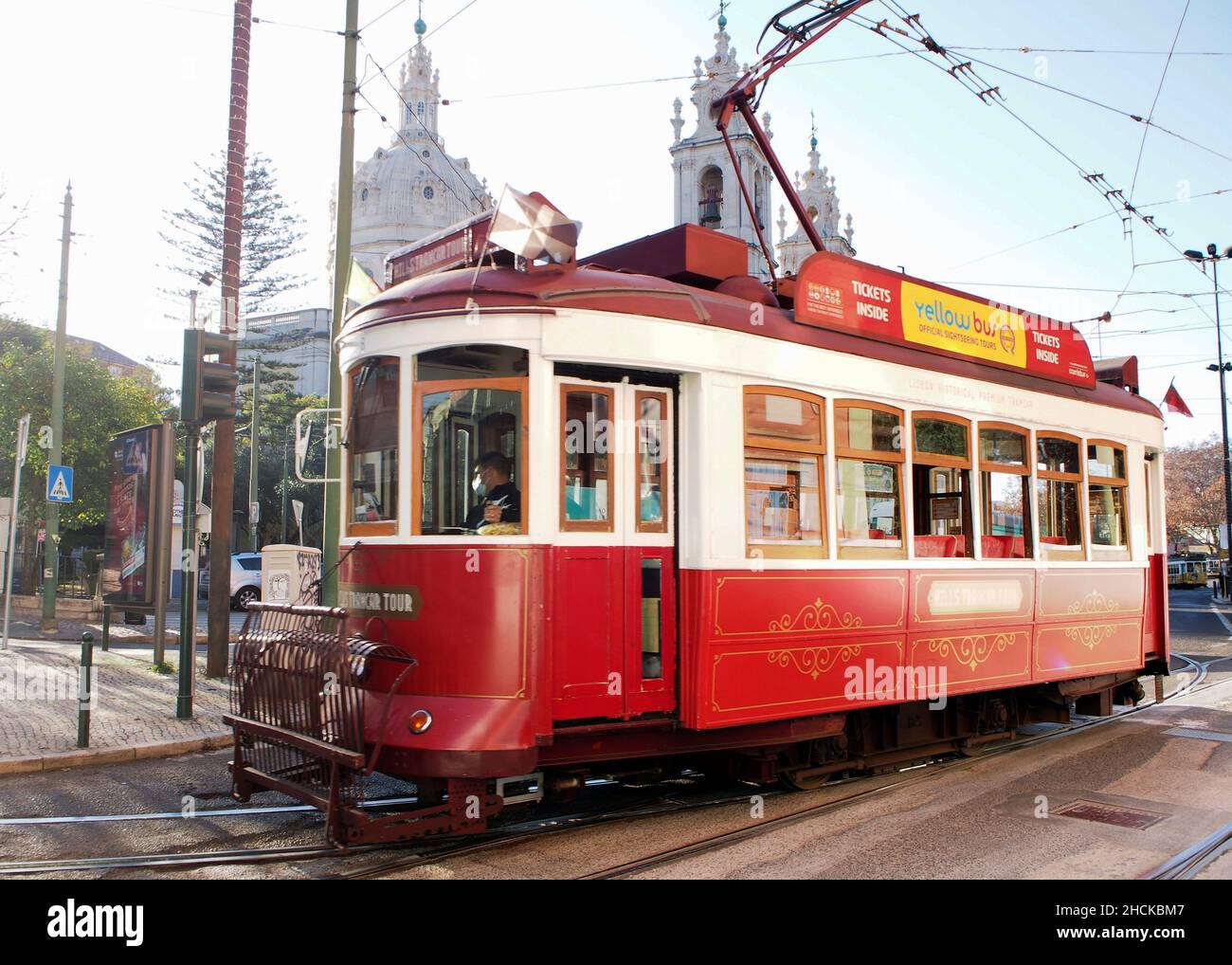Tramway rouge emblématique de Lisbonne à l'arrêt Estrela, Lisbonne ...