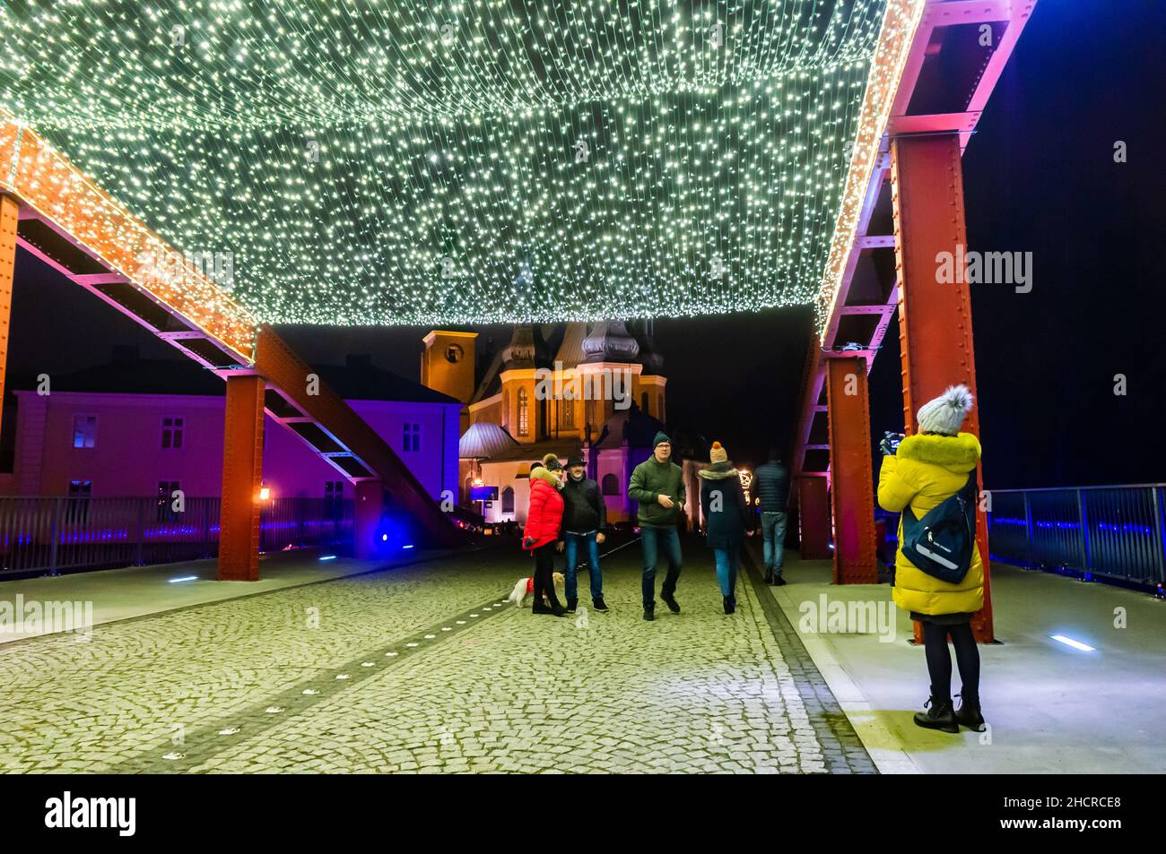 Prendre des photos sur le pont Jordan à proximité de la cathédrale ...