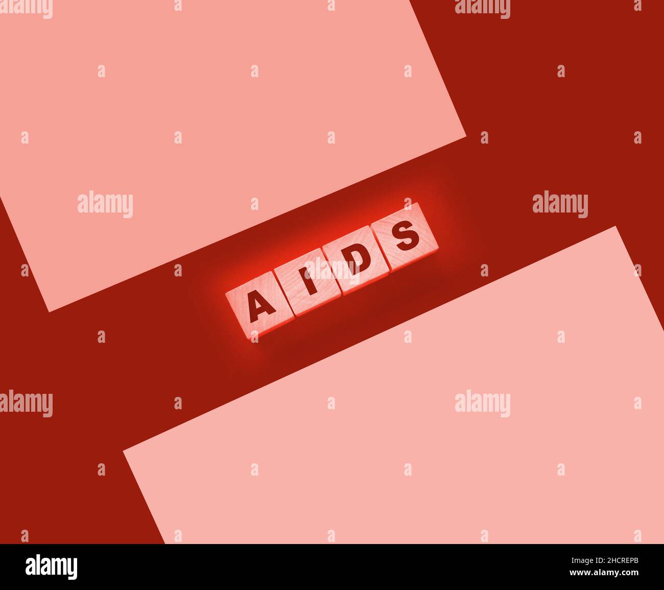 Abréviation de AIDS écrite sur des cubes en bois. Concept de soins de ... Abréviation de AIDS écrite sur des cubes en bois. Concept de soins de ...
