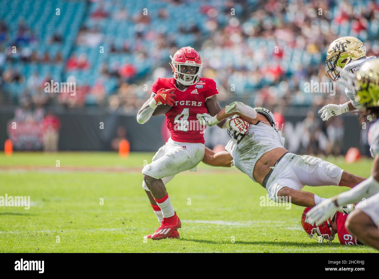 31 décembre 2021: Rutgers Scarlet Knights retour Aaron Young (4) est ...