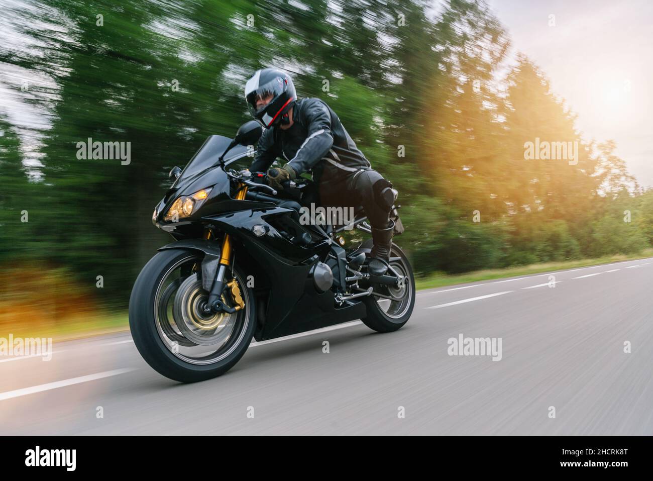 moto sur la route de la forêt. conduite sur la route vide sur un voyage ...