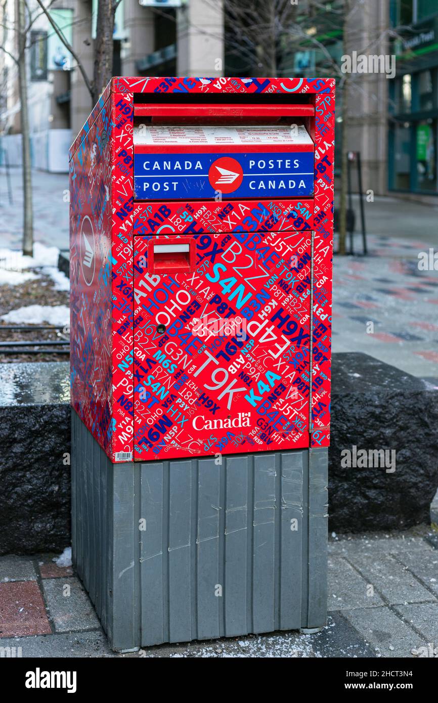 Ottawa, Canada - le 16 décembre 2021 : boîte aux lettres de la poste ...