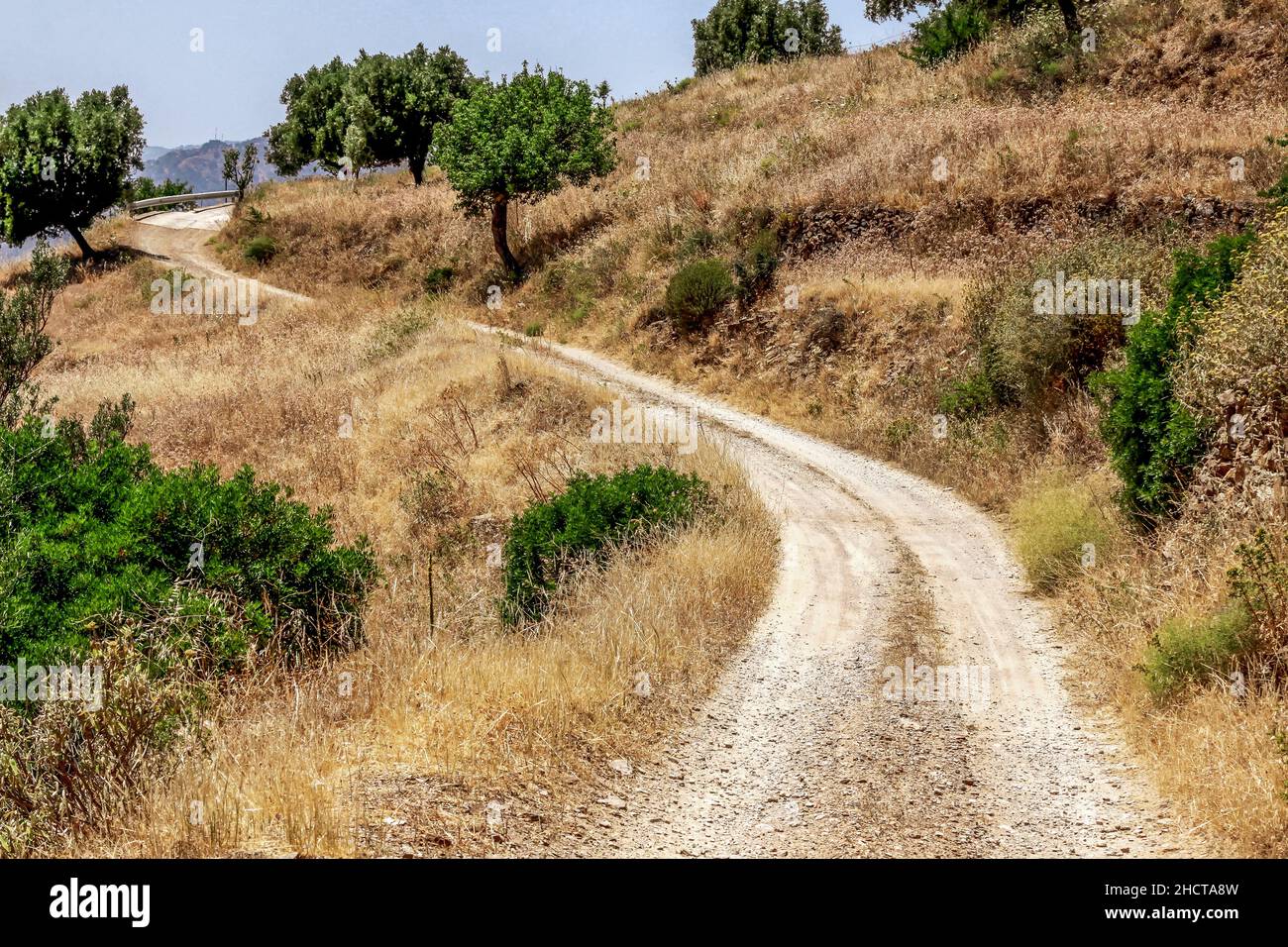 Paysage incroyable de collines calabraises avec des routes et des ...