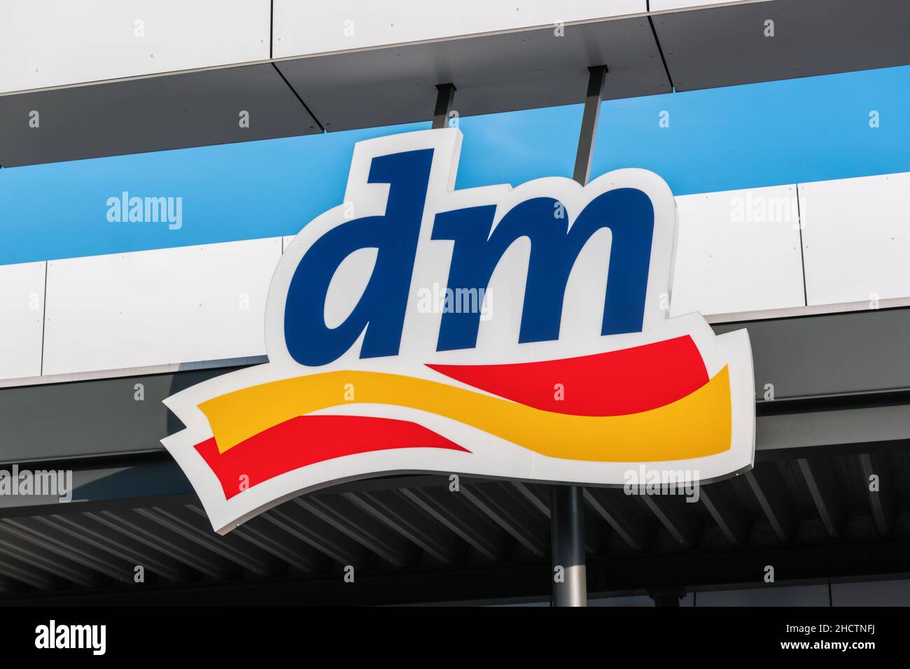 Logo du dm store. dm-drogerie markt est une chaîne de magasins de ...