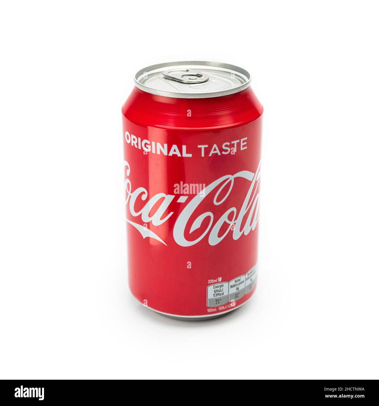 Une canette de boisson Coca Cola isolée sur un fond blanc Uni.La ...