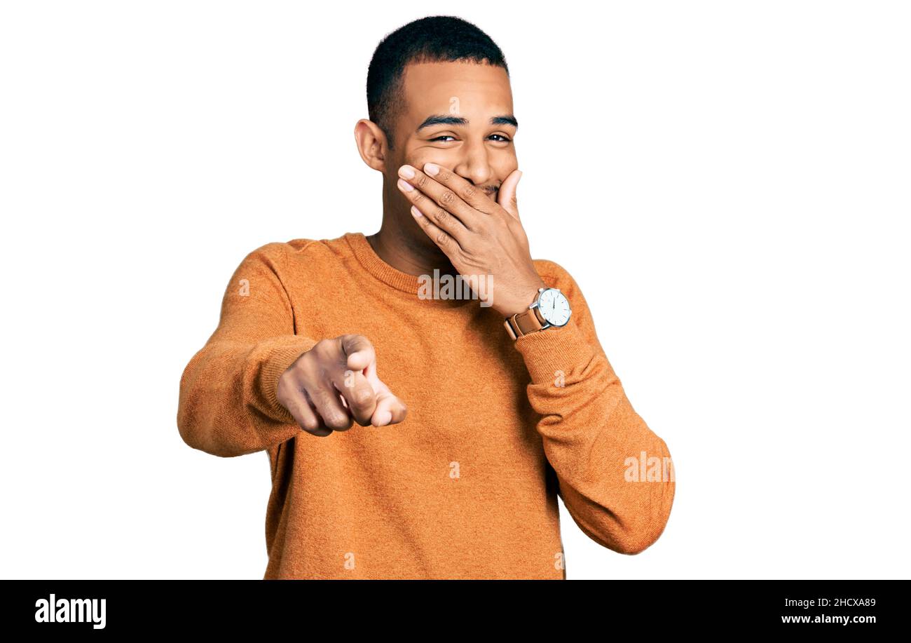 Un jeune homme afro-américain portant des vêtements décontractés riant ...