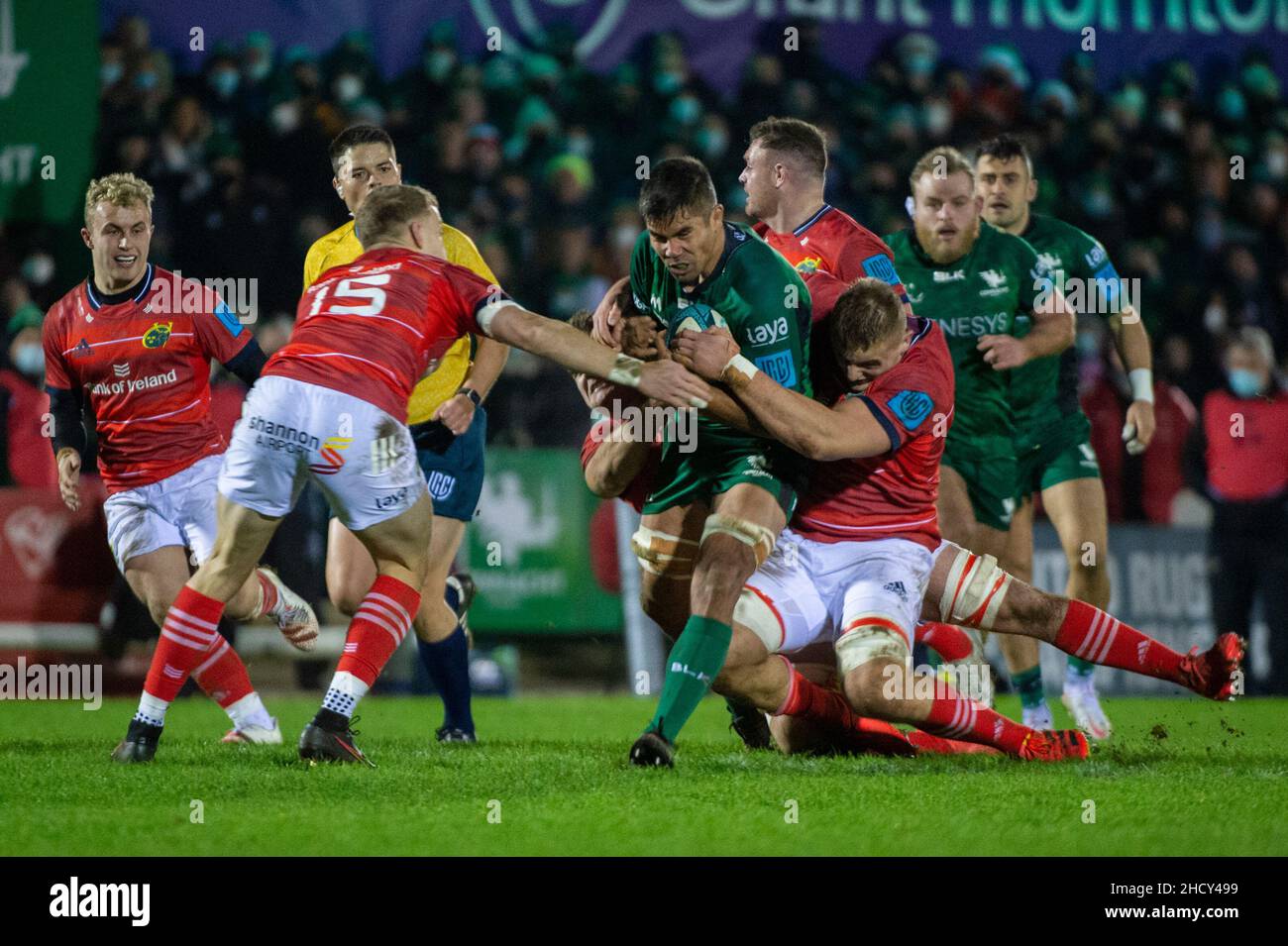 Jarrad BUTLER de Connacht avec le ballon affronté par Gavin COOMBES de ...