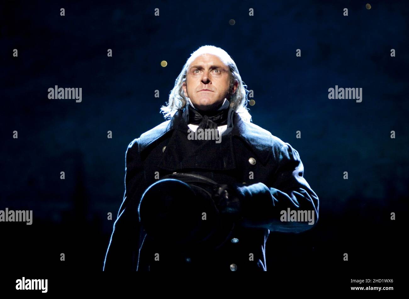 Earl Carpenter (Javert) dans LES MISERABLES au Barbican Theatre ...