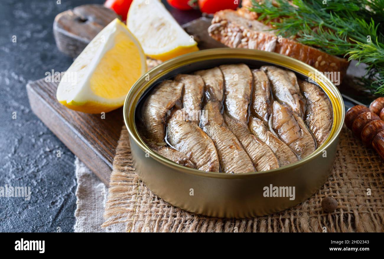 Les poissons de mer en conserve de la Baltique se sont enfumés dans une ...