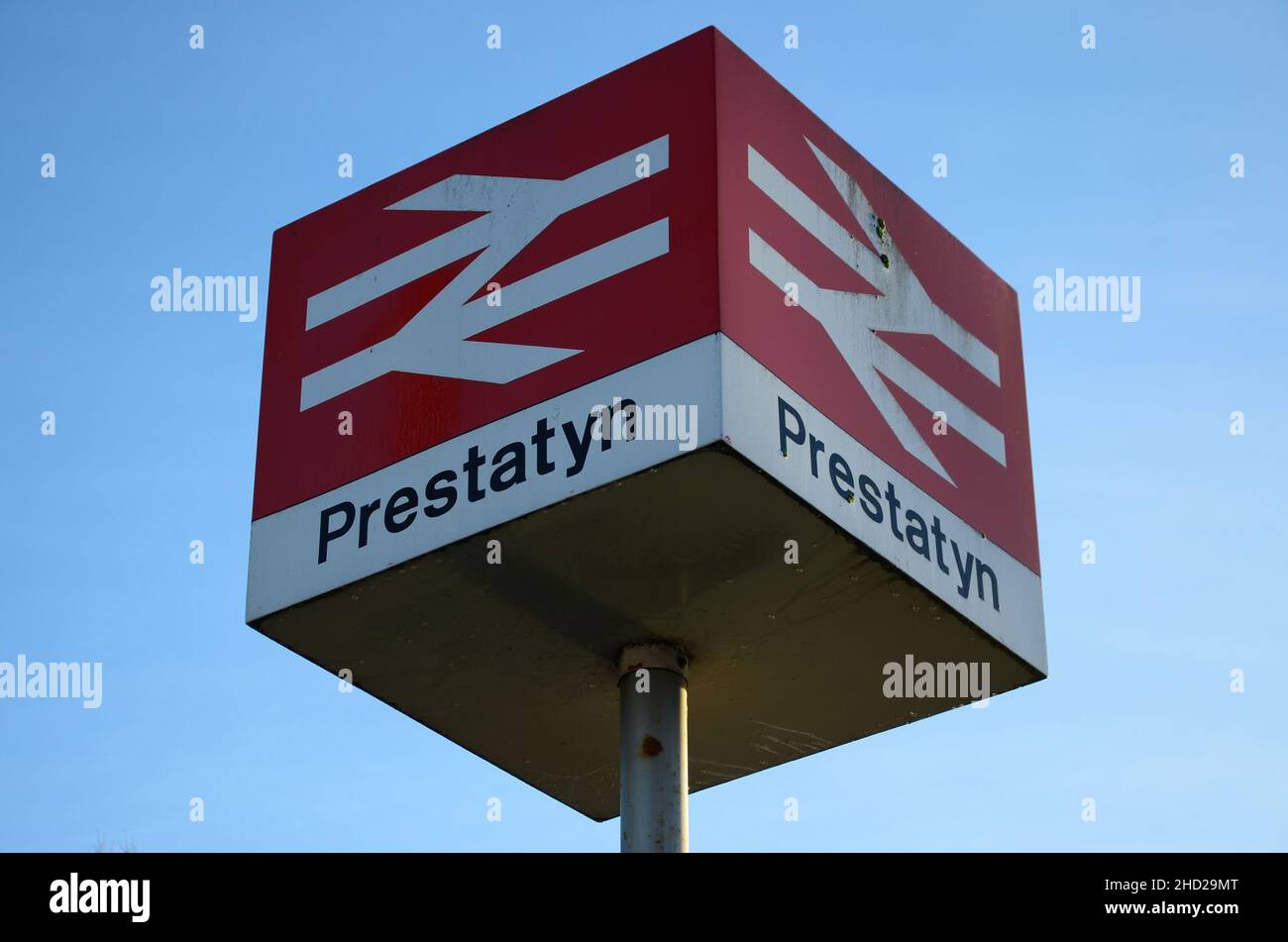 Prestatyn, UK:Déc 14, 2021: Le logo de double flèche de British Rail ...
