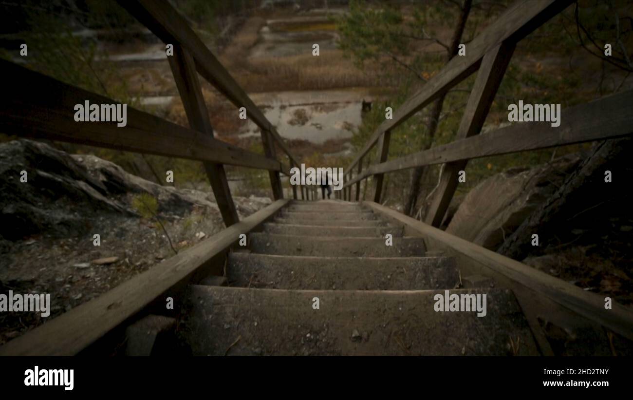 Homme homme monter les escaliers.Vidéo.Les vieux marches en bois sur ...