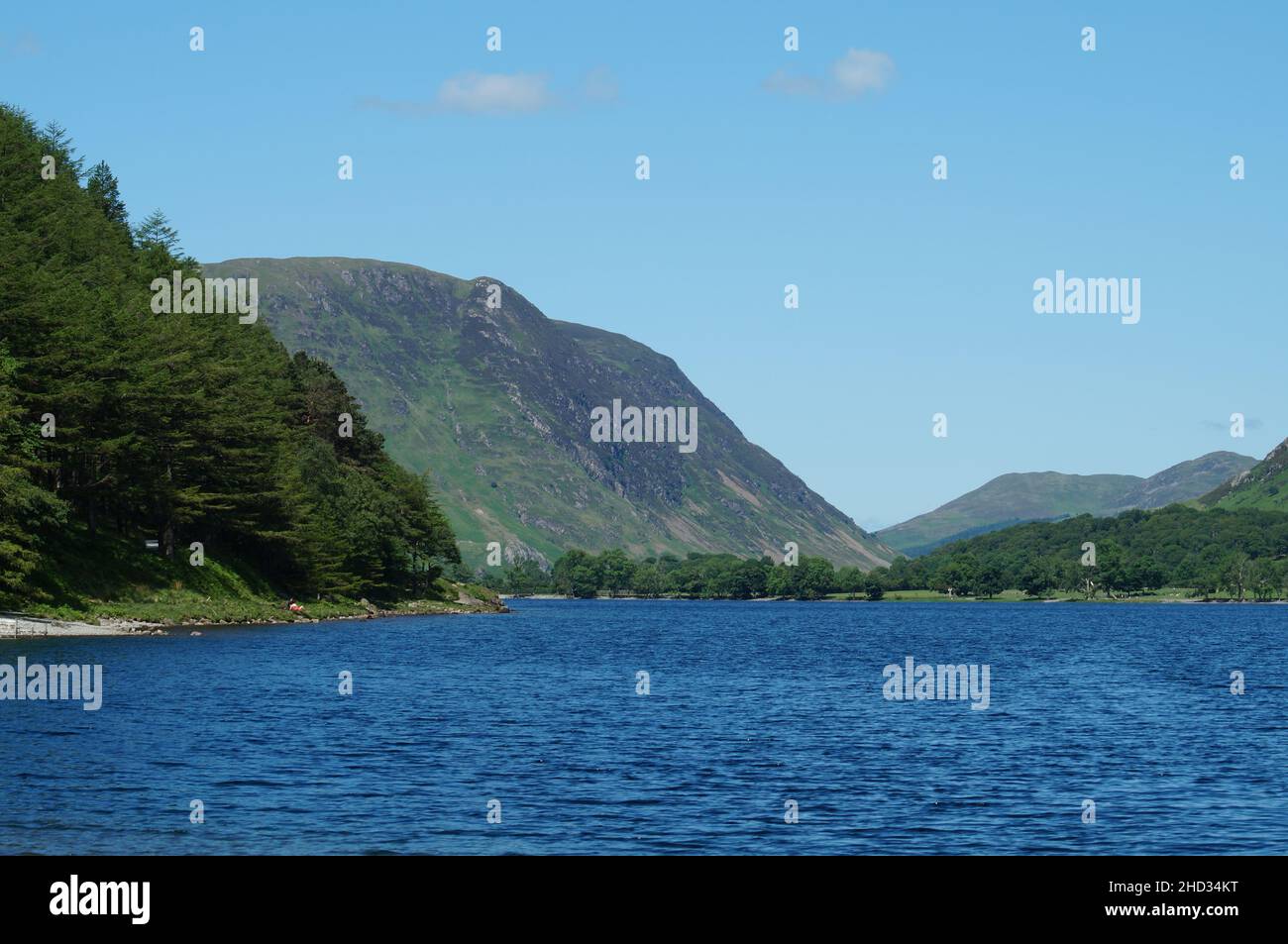 Lac Buttermere et collines dans le district des lacs par une journée ...