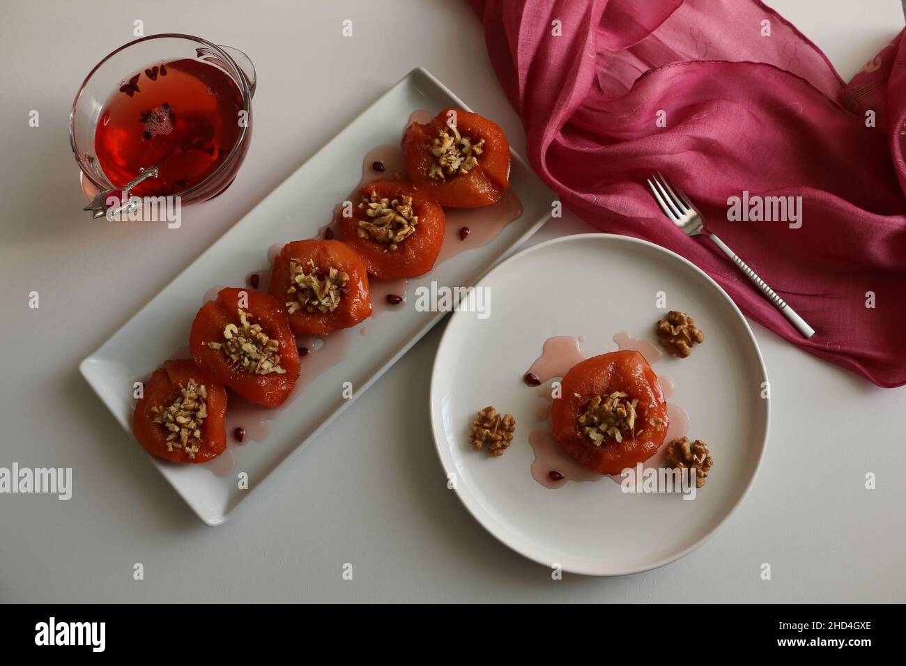 Dessert de coing, coing cuit au four dans du sirop épais.Plaque blanche ...