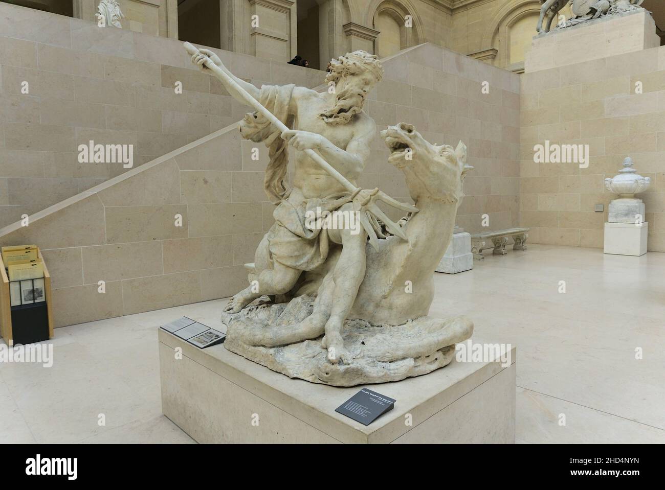 Sculpture Neptune d'Antoine Coysevox dans la cour de Cour Marly dans l ...