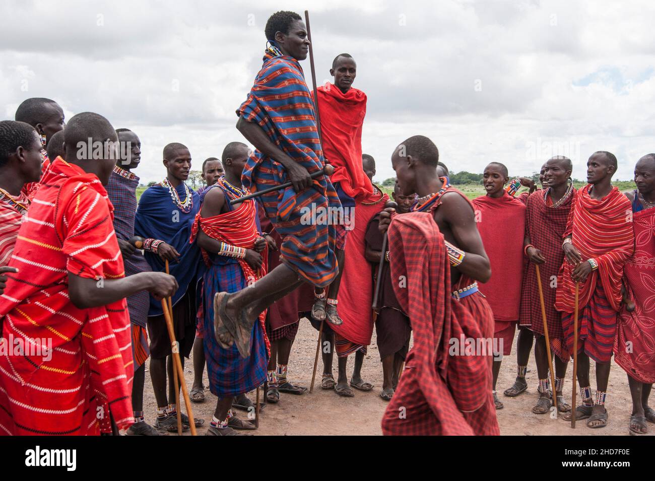 Maasai men in traditional dress Banque de photographies et d’images à ...