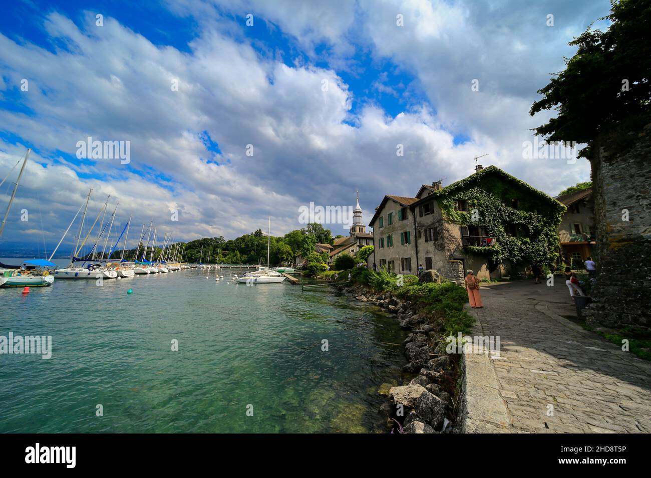 Yvoire - village médiéval sur les rives du lac Léman, Lac Léman, en ...