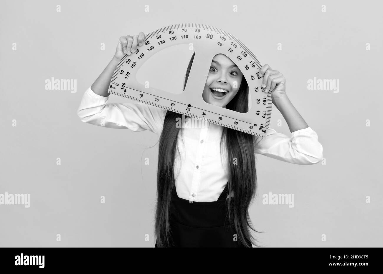 éducation pour l'enfant. mathématiques. jeune fille gaie tient le ...